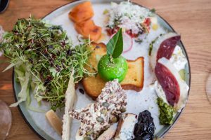 A Fantastic Feast at Mon Repos – The World In A Weekend